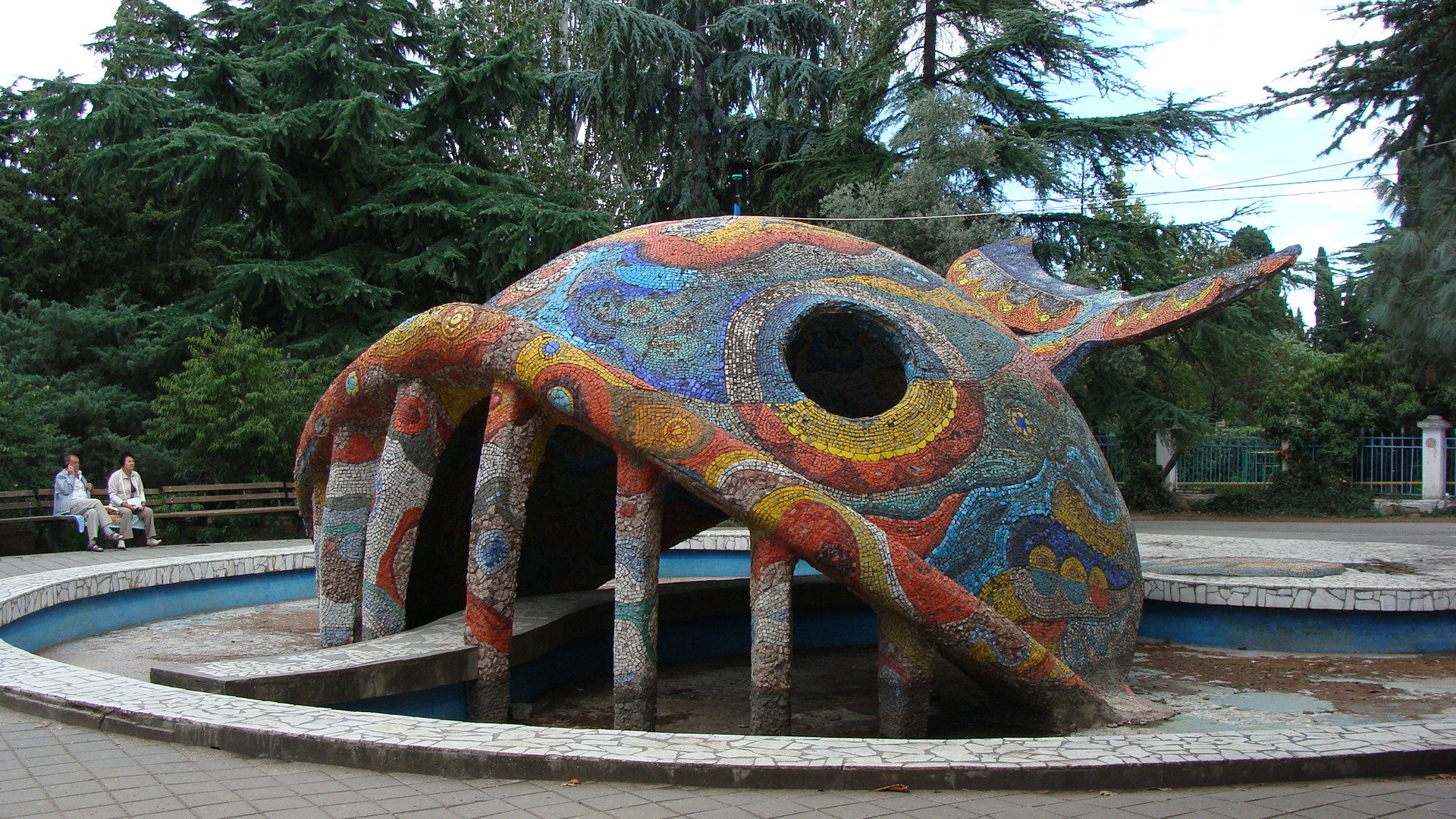 Скульптура-фонтан «Чудо-юдо Рыба-кит» - Алушта