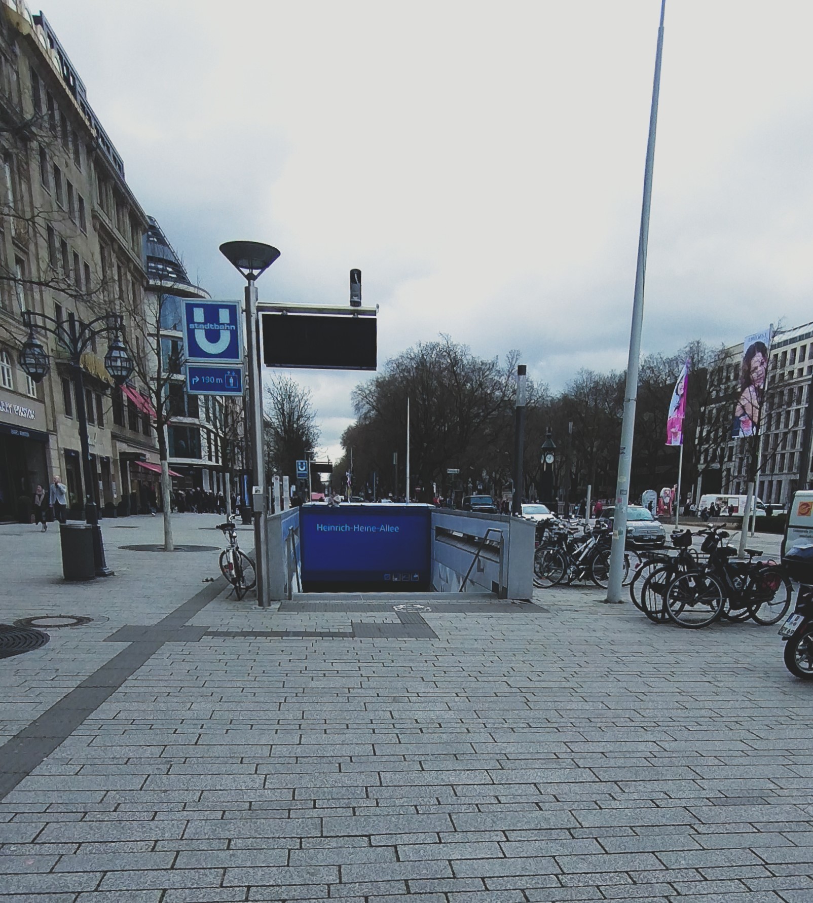 Abgang zur U-Bahn-Station Heinrich-Heine-Allee - Düsseldorf Abgang zur U-Bahn-Station Heinrich-Heine-Allee - Düsseldorf