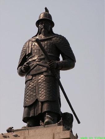 Admiral Yi Sun-shin Statue (Yongdusan Park) - Busan