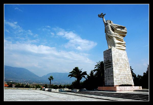 Monumenti "Nëna Shqipëri" - Tiranë