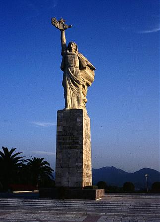 Monumenti "Nëna Shqipëri" - Tiranë