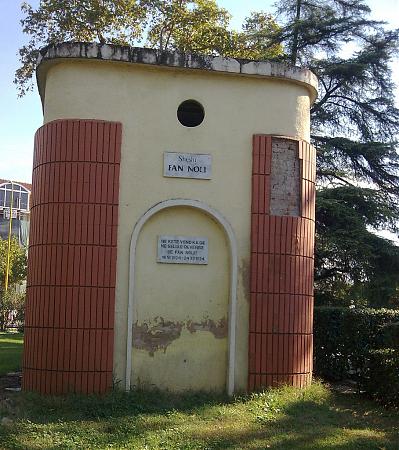 Ndertesa e Qeverise se Nolit (Monument) - Tirana