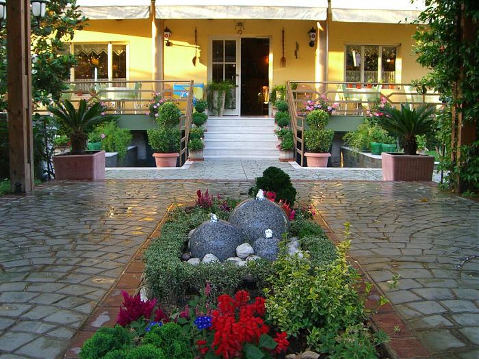 Reka Restaurant - Bërzhitë (English)