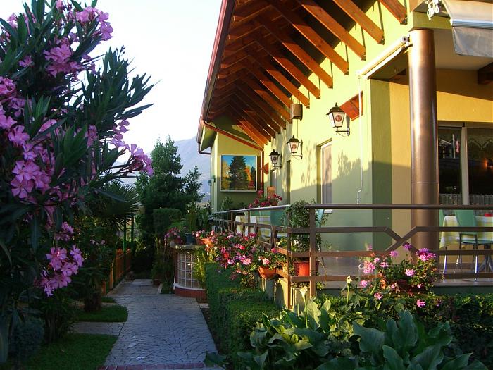 Reka Restaurant - Bërzhitë (English)
