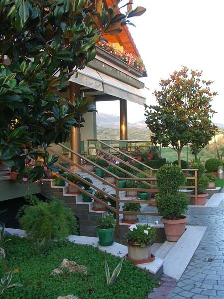 Reka Restaurant - Bërzhitë (English)