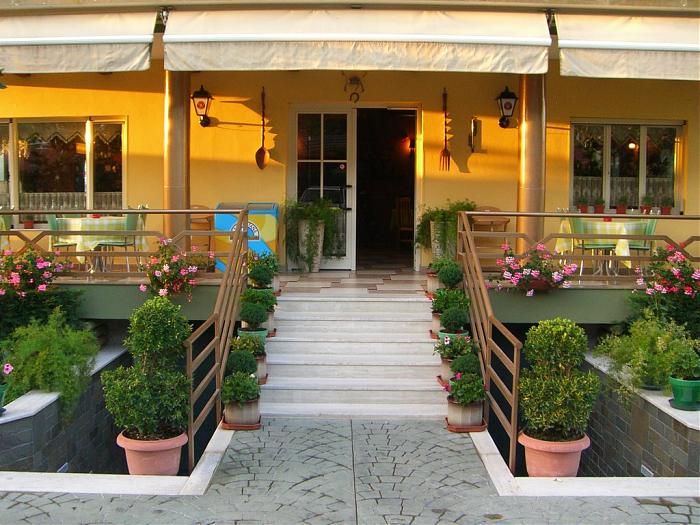 Reka Restaurant - Bërzhitë (English)