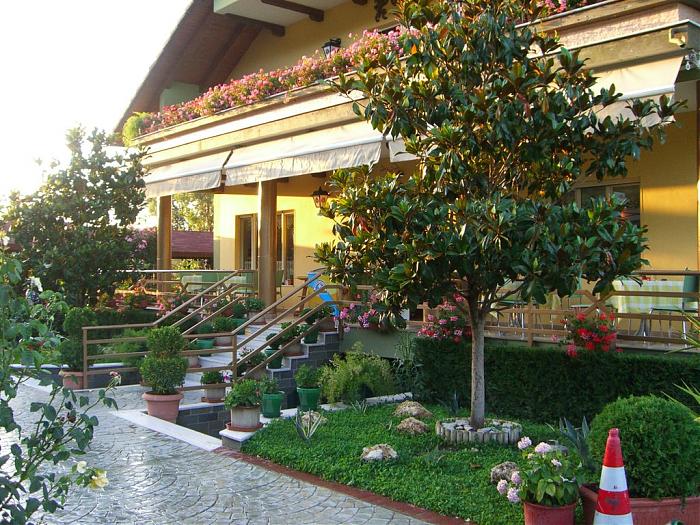 Reka Restaurant - Bërzhitë (English)