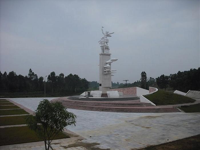 DongLoc Junction statue