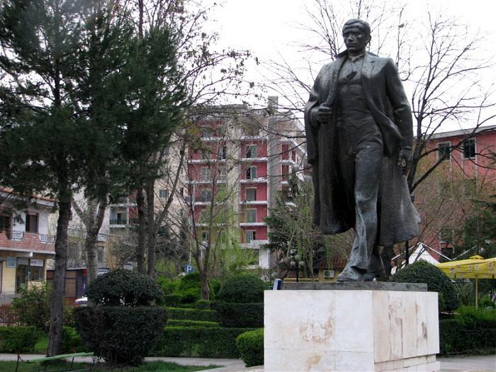 Avni Rustemi Statue - Vlorë