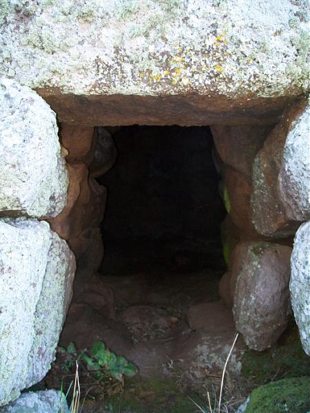 Window in the main tower of the nuraghe Tintirriolos