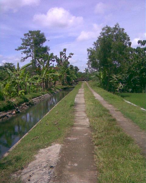 Jalan Tepi Saluran Dero - Dero