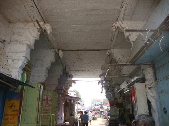 Arch Corridor to the eastern entry to the Kaasi Viswanaadhar Temple ...