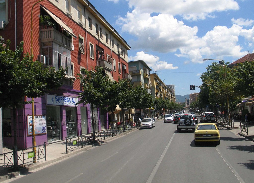 Pallati ku ndodhet Pastiçeri Internacional - Tiranë