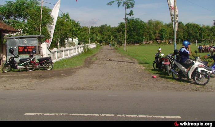 Pertigaan Lapangan Kerten Teguhan - Teguhan