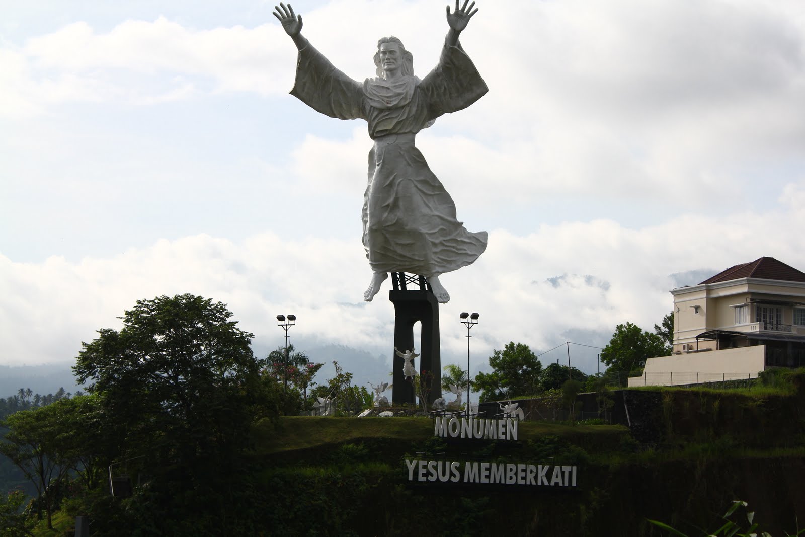 Monumen "YESUS KASE BERKAT" - Manado