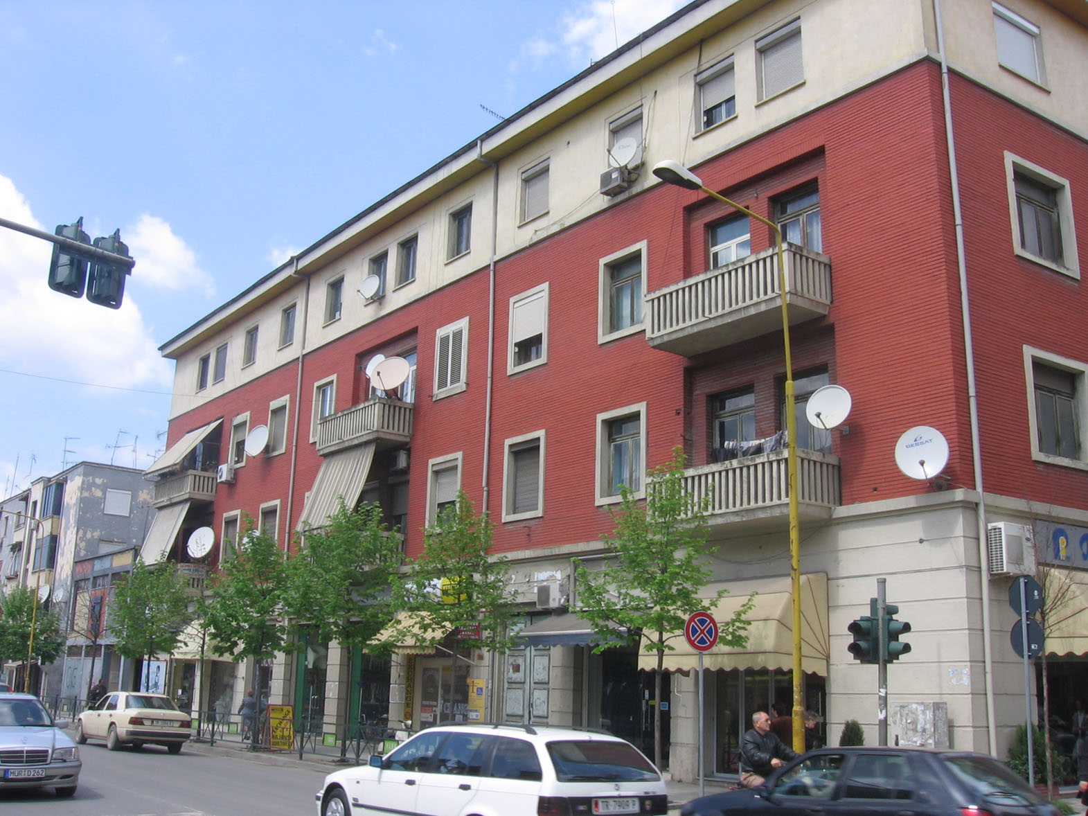 Pallati ku ndodhet Pastiçeri Internacional - Tiranë