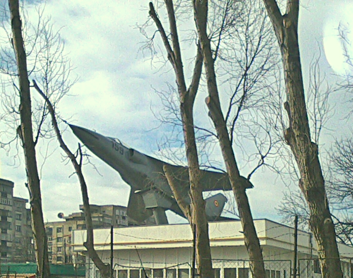 Avion monument I.A.R.-93 - Bucureşti