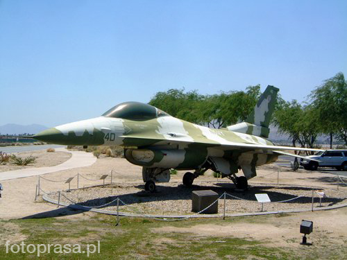 General Dynamics F-16N Fighting Falcon - Palm Springs, California