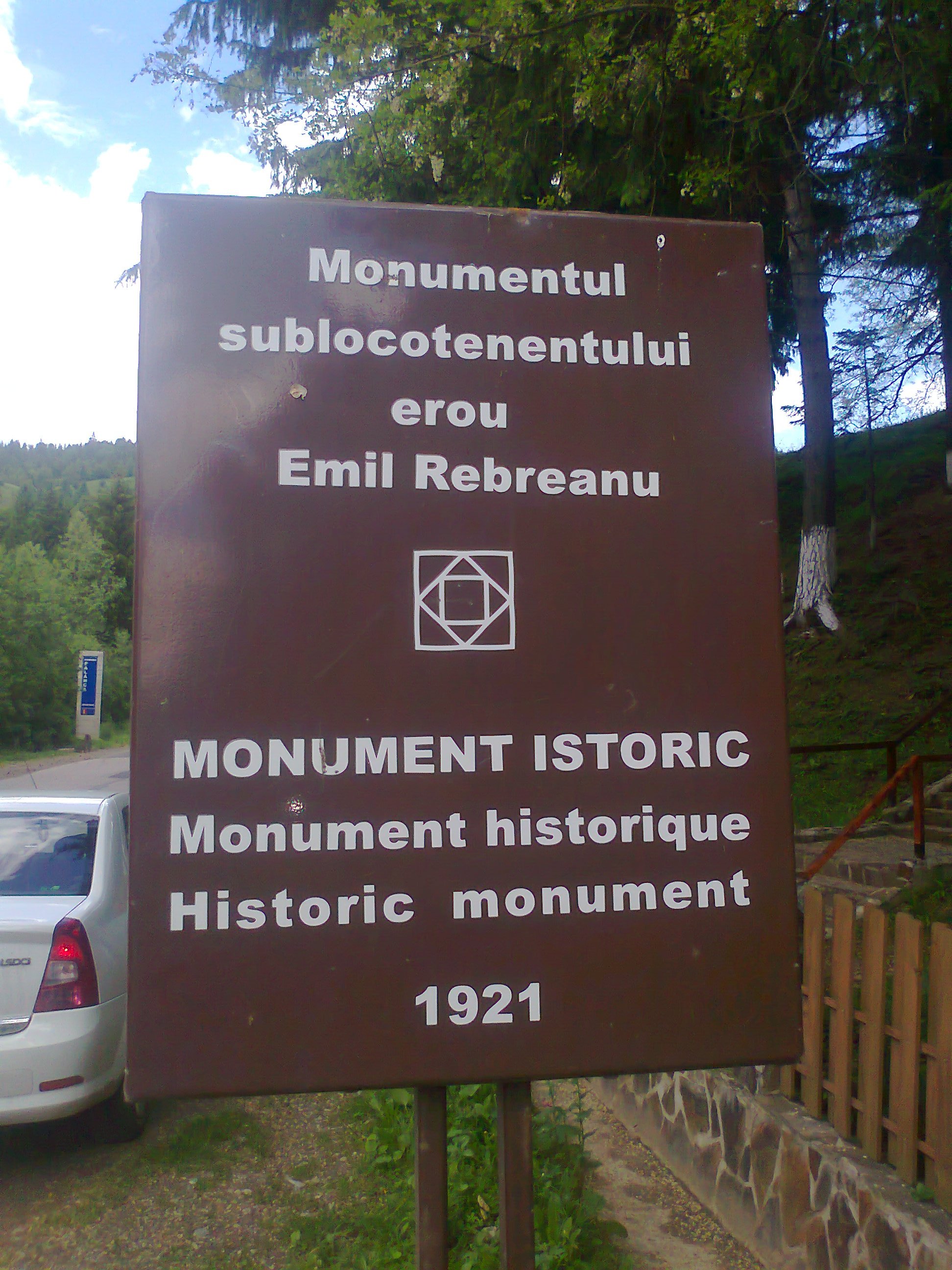 Monumentul Sublocotenentului Erou Emil Rebreanu - Pădurea Spânzuraţilor ...