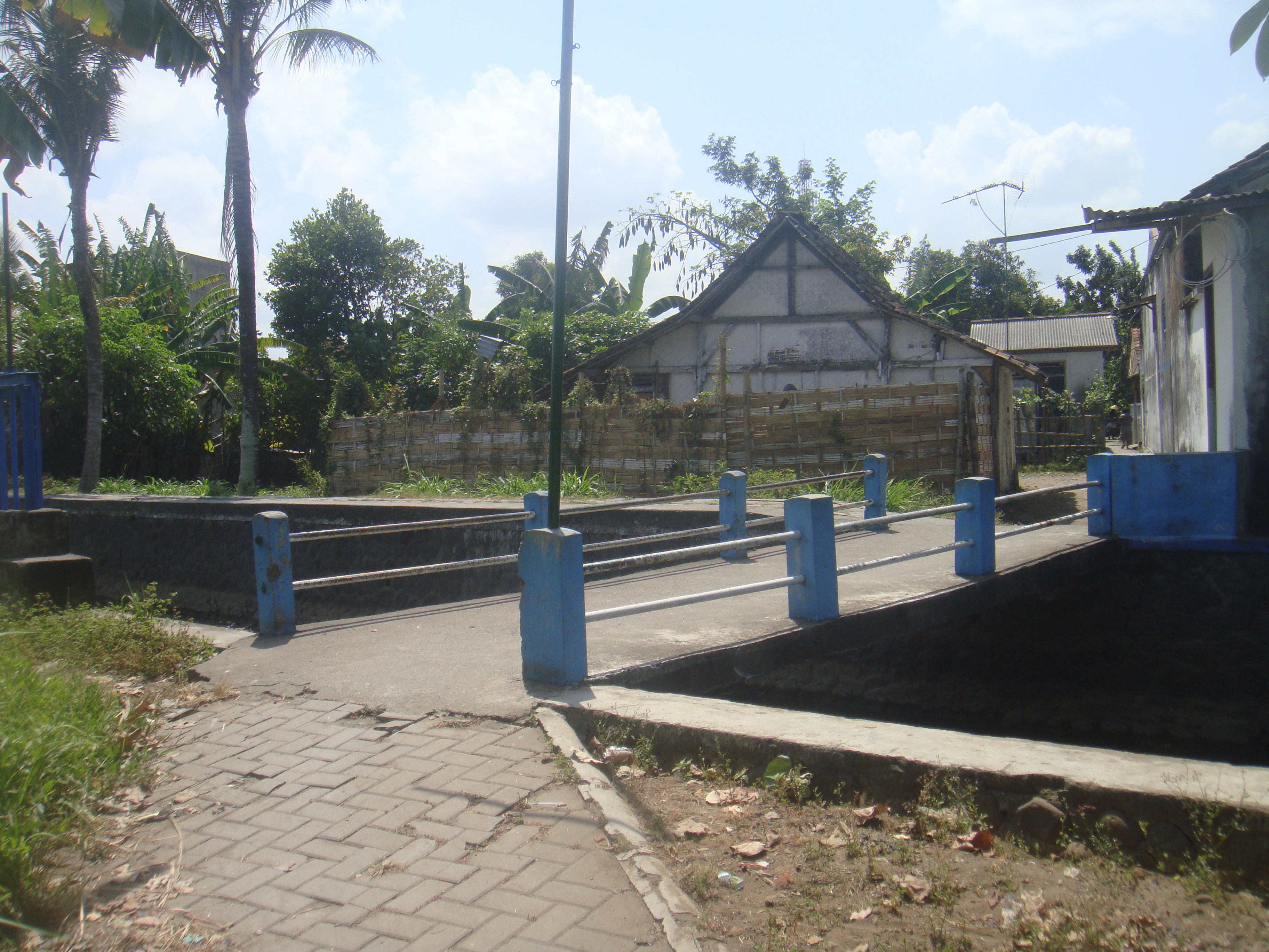 Jembatan Biru Gang Buntu - Tulungagung