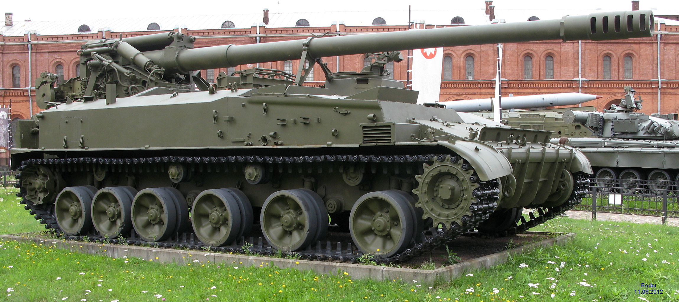 2S5 Giatsint-S (NATO: M1981) Self-propelled Artillery - Saint Petersburg