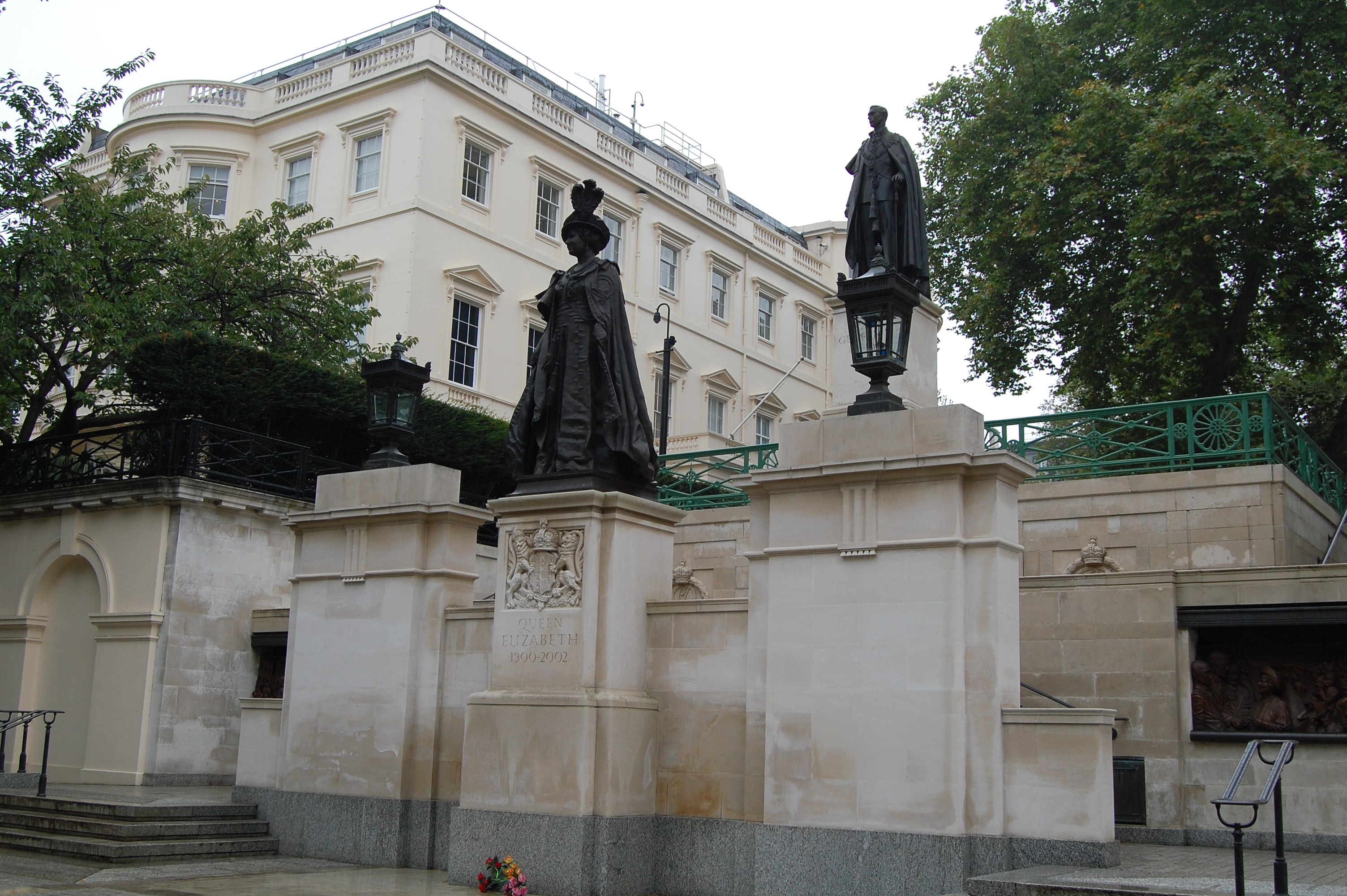 George VI and Queen Elizabeth Monument - London