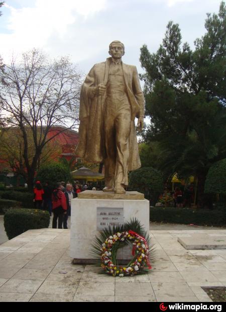 Avni Rustemi Statue - Vlorë