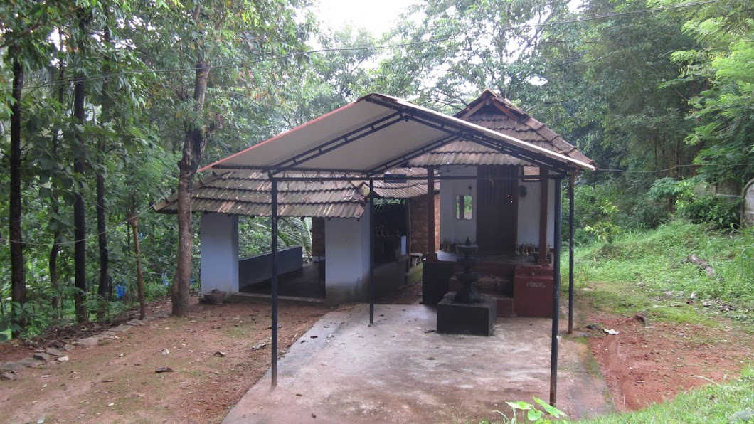 Kallayi Karanavar Temple (West) - Kallayi
