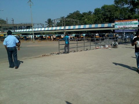 Mumbra Auto Stand