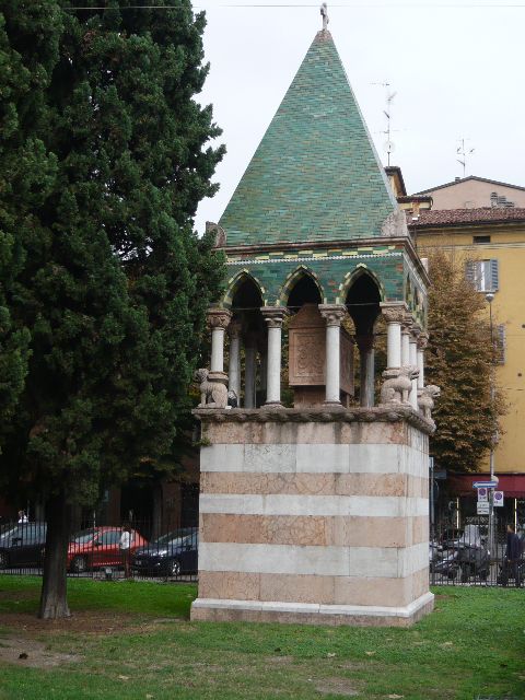 monument of the jurist Rolandino dei Romanzi - Bologna