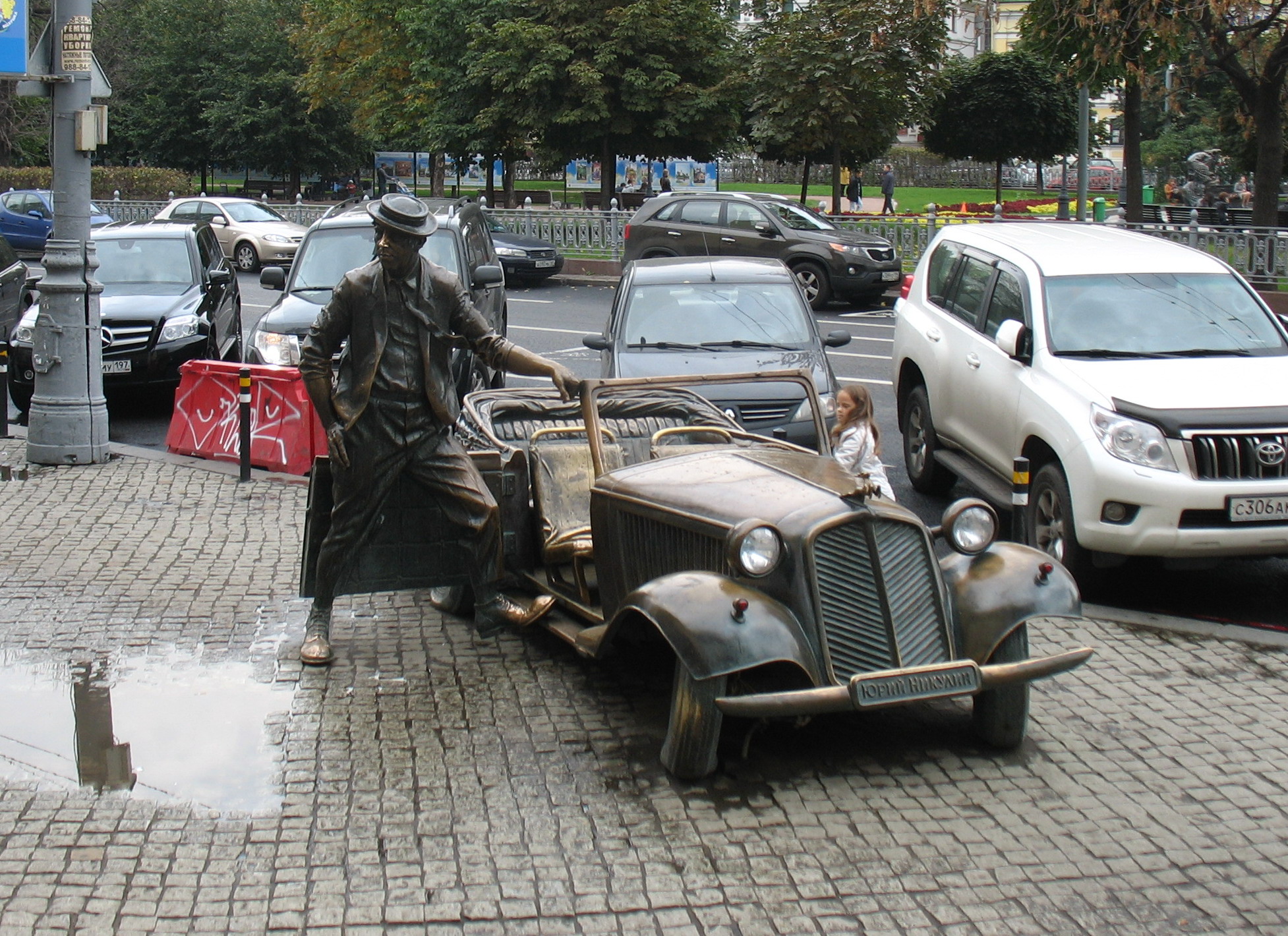 Monument to famous Soviet and Russian actor and clown Yuri Nikulin - Moscow