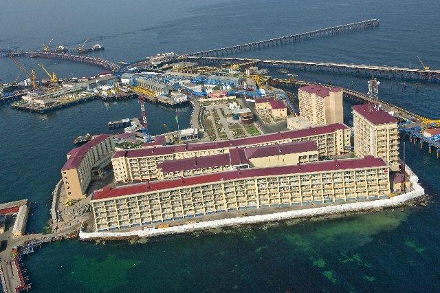 The historic center and the main living area of Oil Rocks - Neft ...