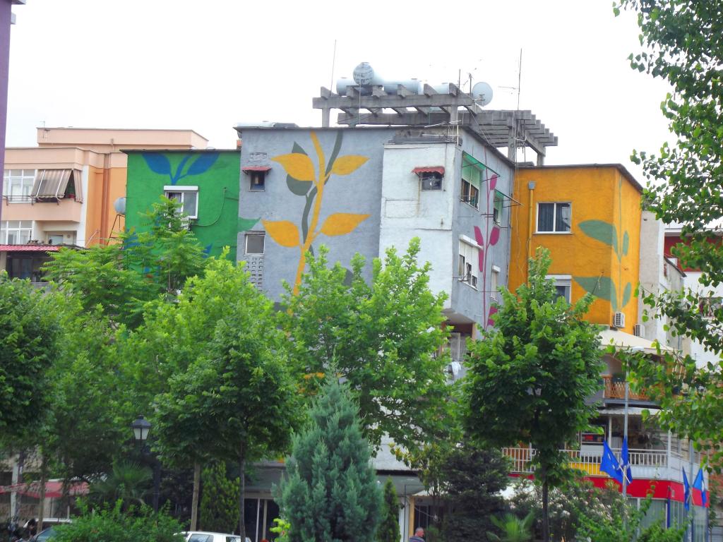 Pallati me bimët që rriten - Tiranë | apartment building (en)