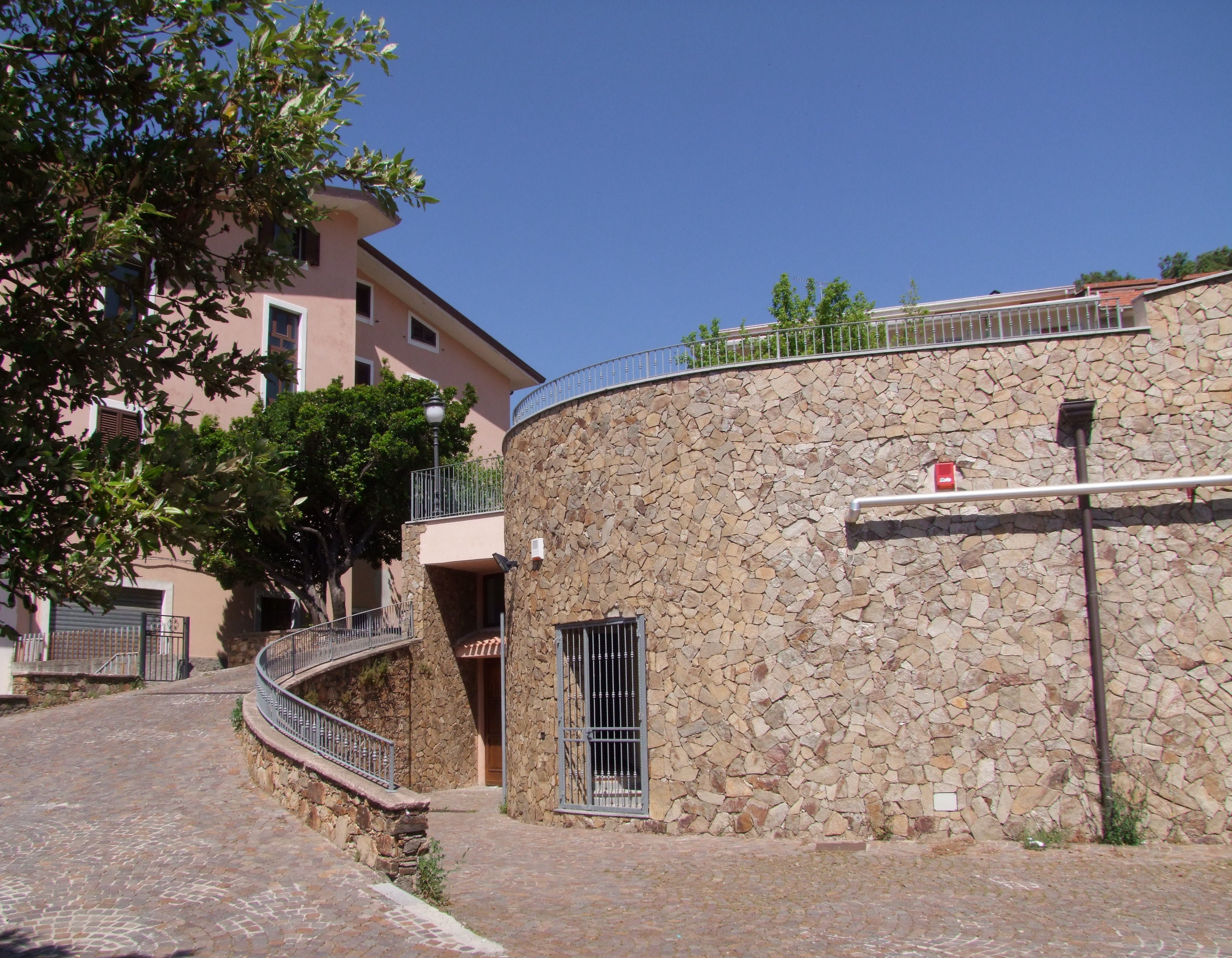 CENTRO POLIFUNZIONALE - Tonara