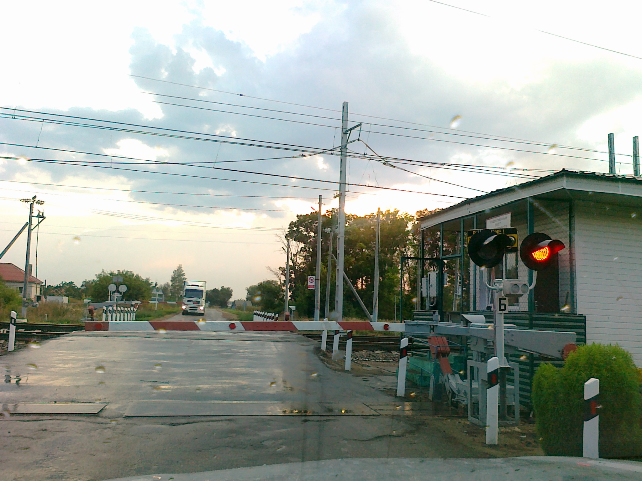 Railway crossing | regulated level/railway/train/grade crossing