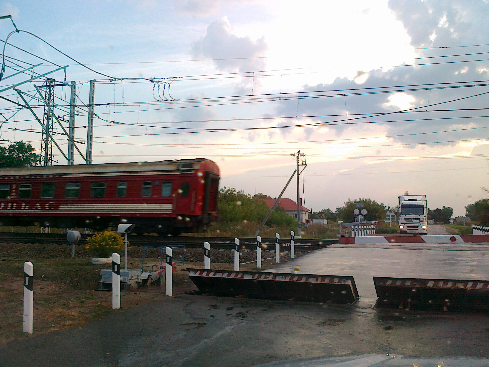 Railway crossing | regulated level/railway/train/grade crossing