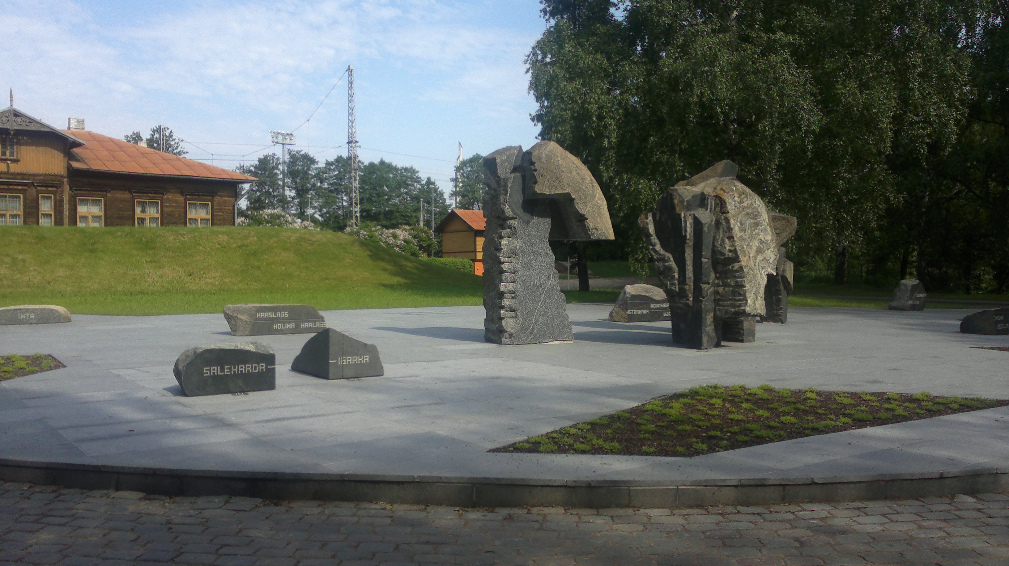 Komunistiskā terora upuru piemineklis "Putenī" - Rīga