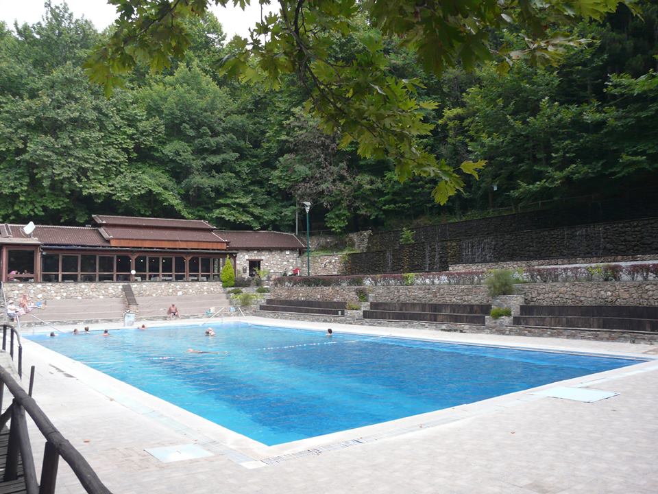 Swimming pool with sanatory water