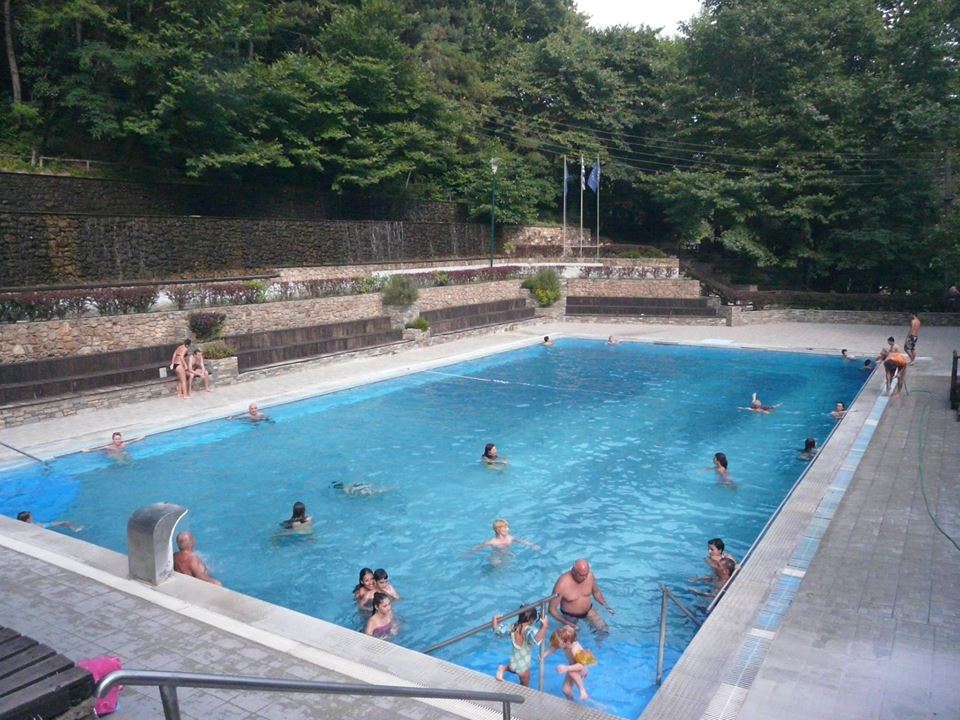 Swimming pool with sanatory water