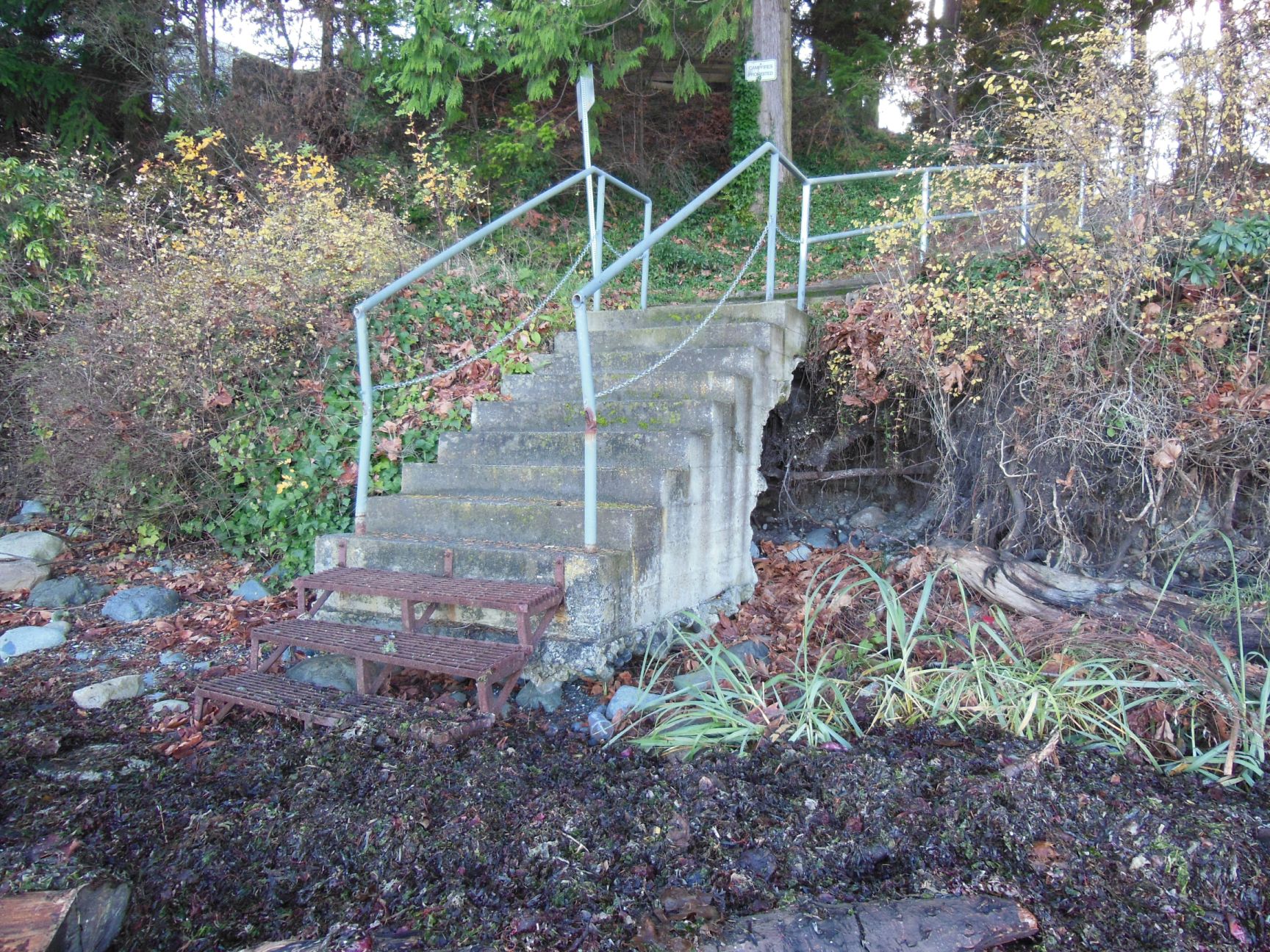 Sutherland Place beach access - Parksville, British Columbia