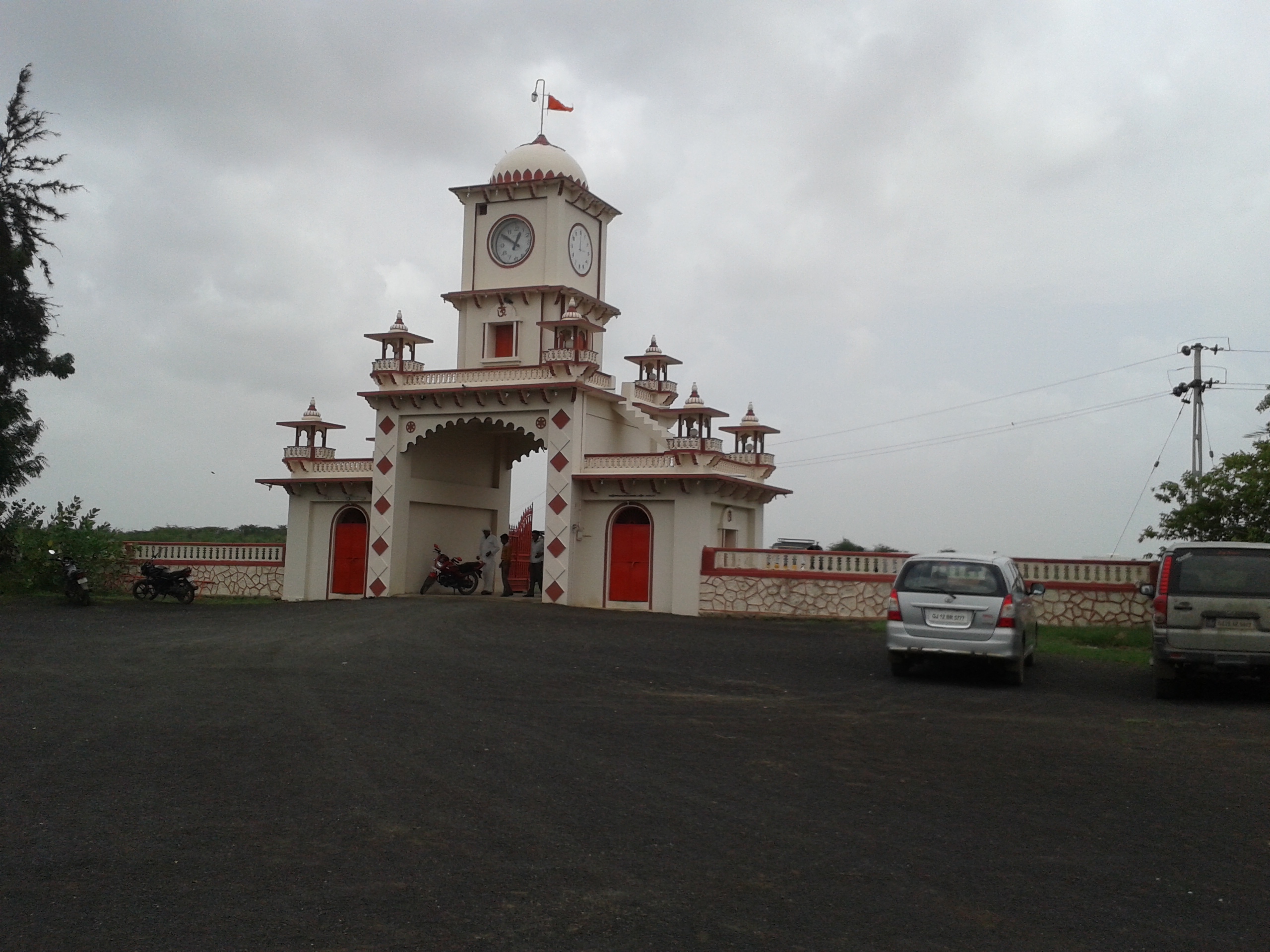 SANT SHRI SANDHYA GIRI BAPU ASHRAM (PATTHAVIDI) ANJAR-KUTCH.(5777)