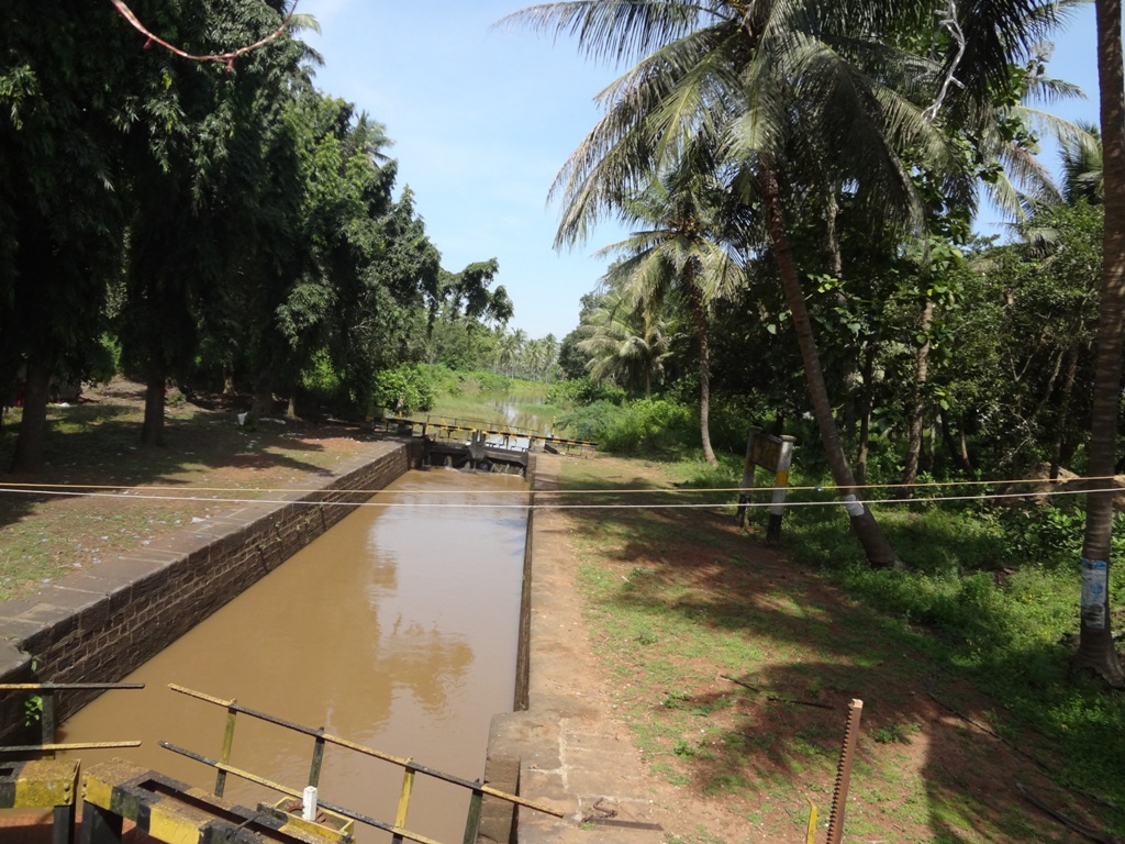 Lolla lock | lock (water navigation)