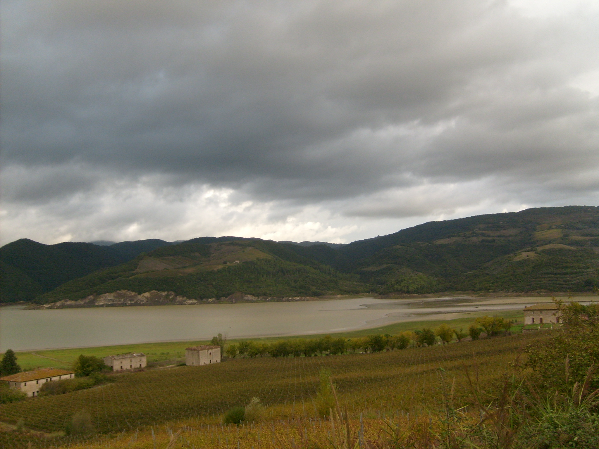 Pitch panoramic lake Corbara