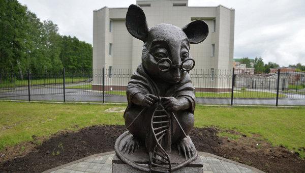 Monument to the laboratory mouse "The Mouse knitting a DNA double helix ...