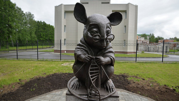 Monument to the laboratory mouse "The Mouse knitting a DNA double helix ...