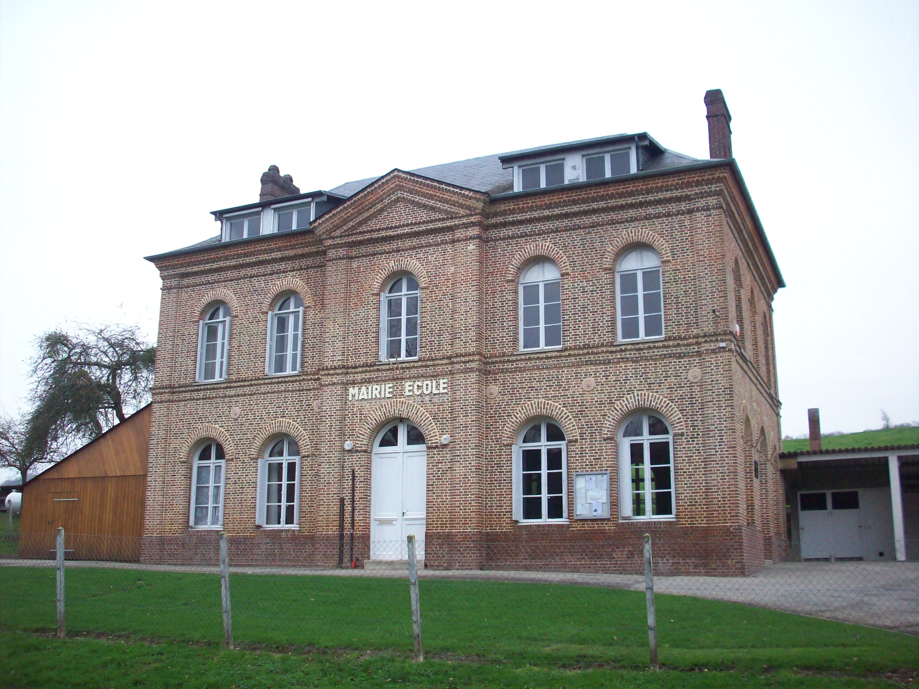 Le Héron Town Hall & School