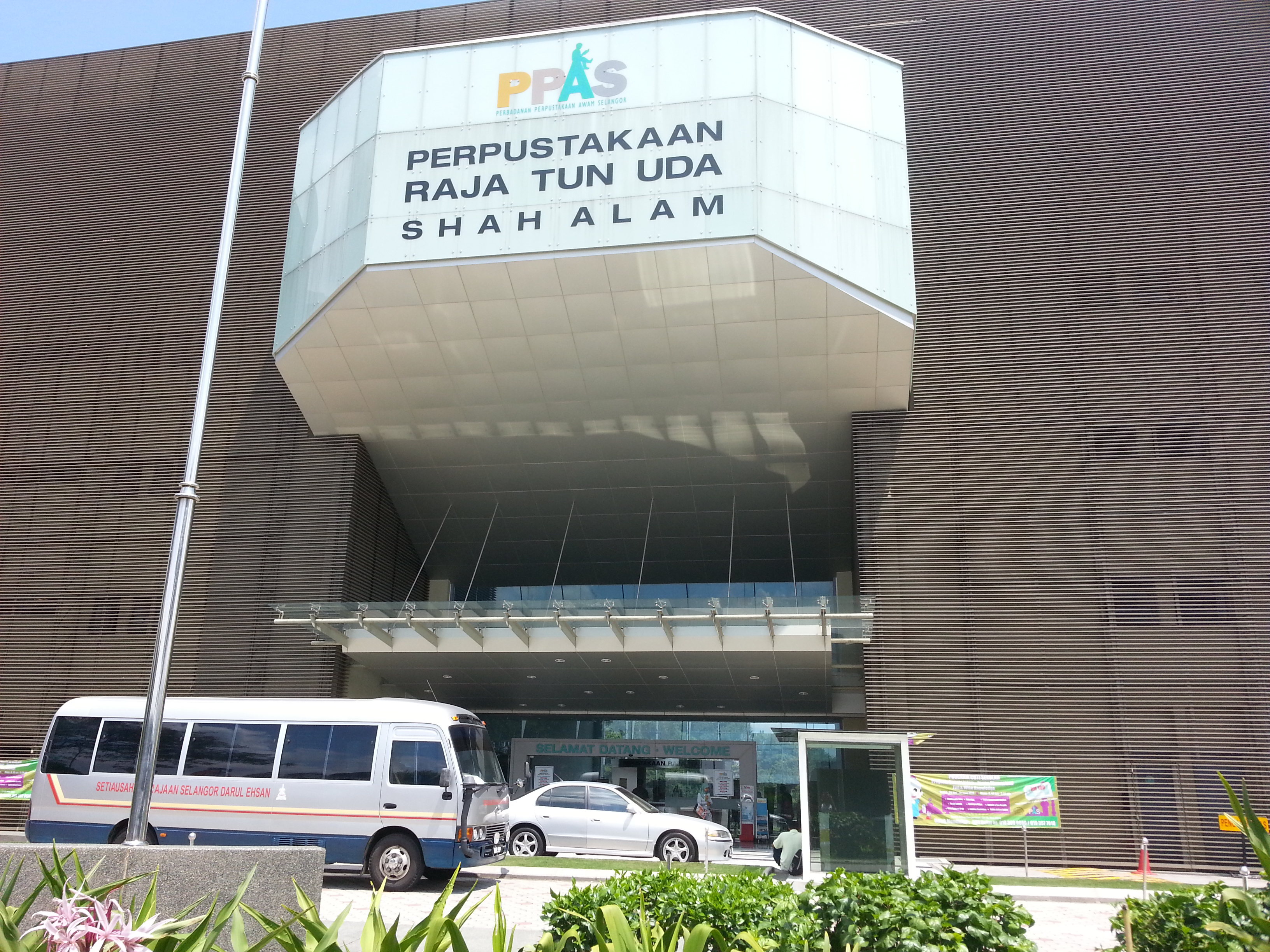 Perpustakaan Raja Tun Uda - Shah Alam