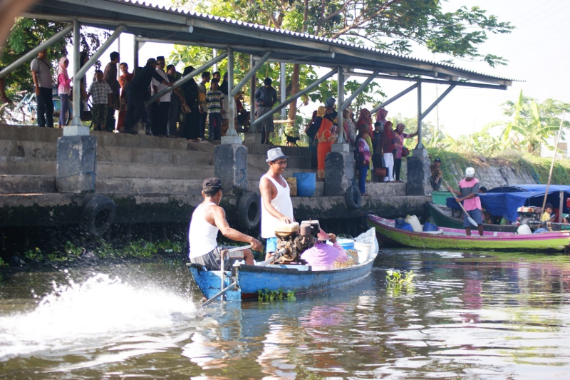 Dermaga Sampan ke Desa Kepetingan | boat rental station (en), slipway (en)