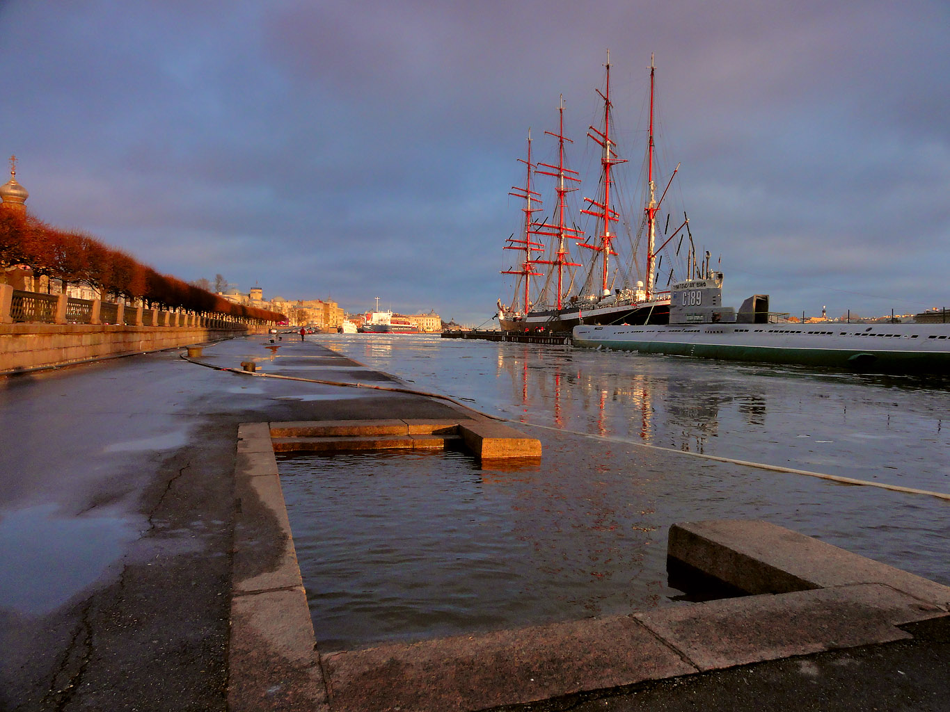 Pier - Saint Petersburg | entrance, pedestrian area, embankment