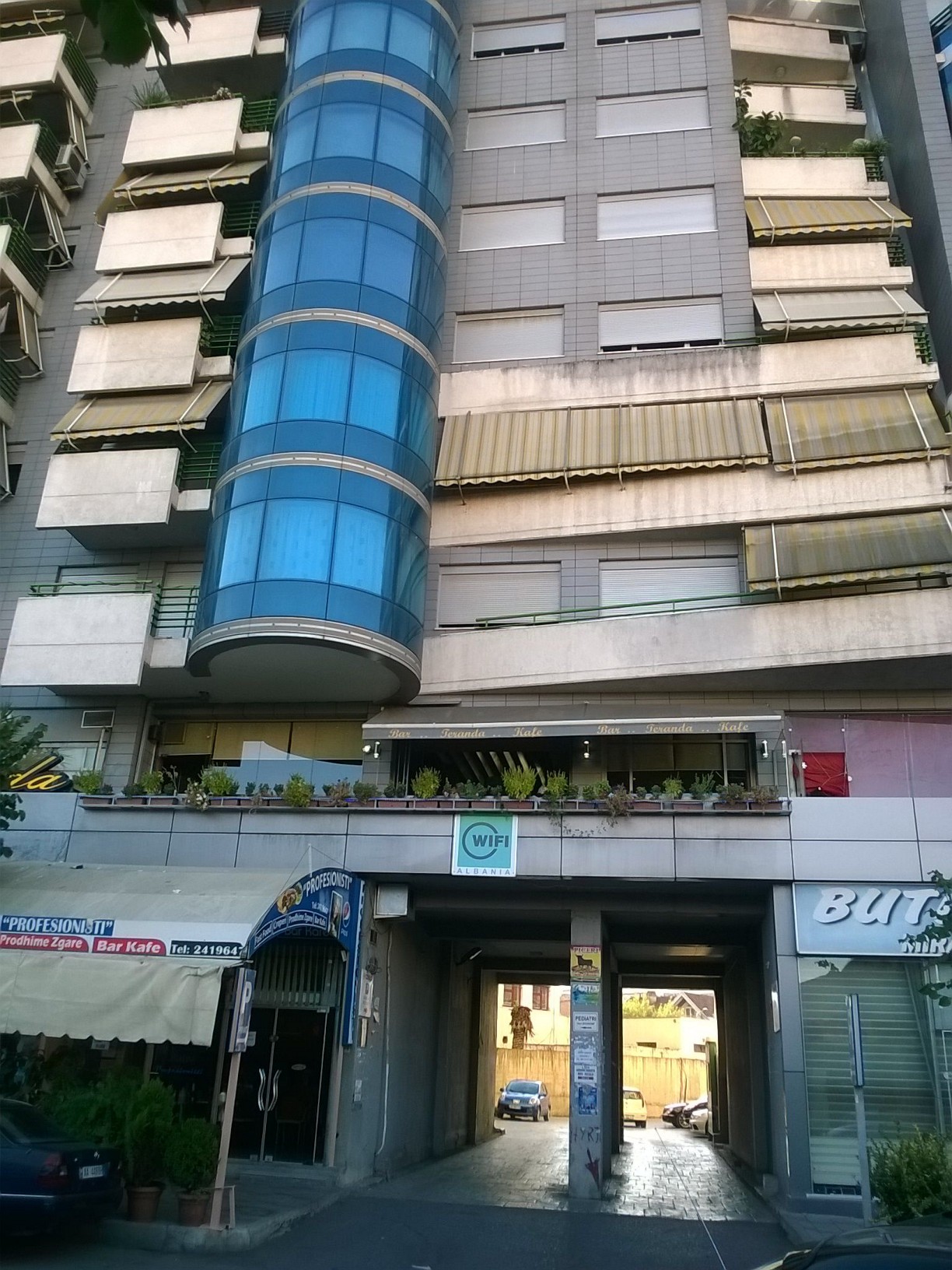 Kompleksi Halili - Tirana